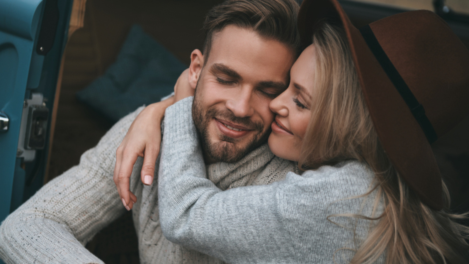 16 Differences Between Loving Someone and Being In Love - SOCIETEMAG.com