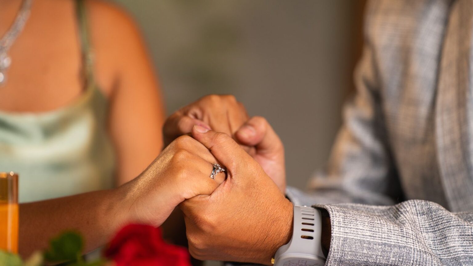 16 Differences Between Loving Someone and Being In Love - SOCIETEMAG.com