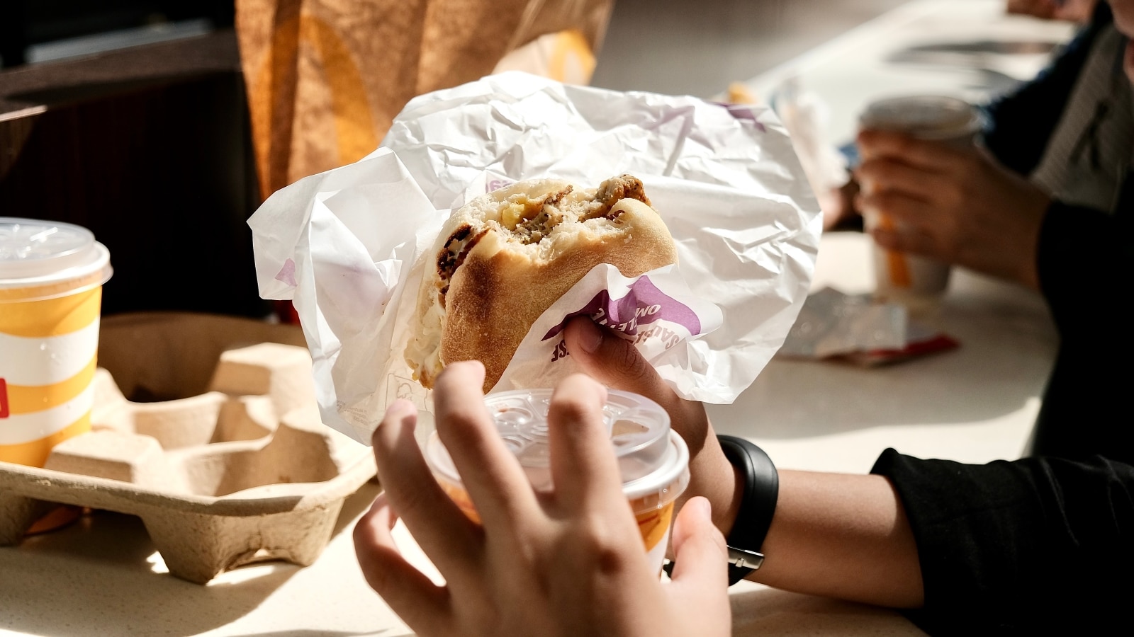 18 Behaviors Branded as Low-Class by Society - SOCIETEMAG.com