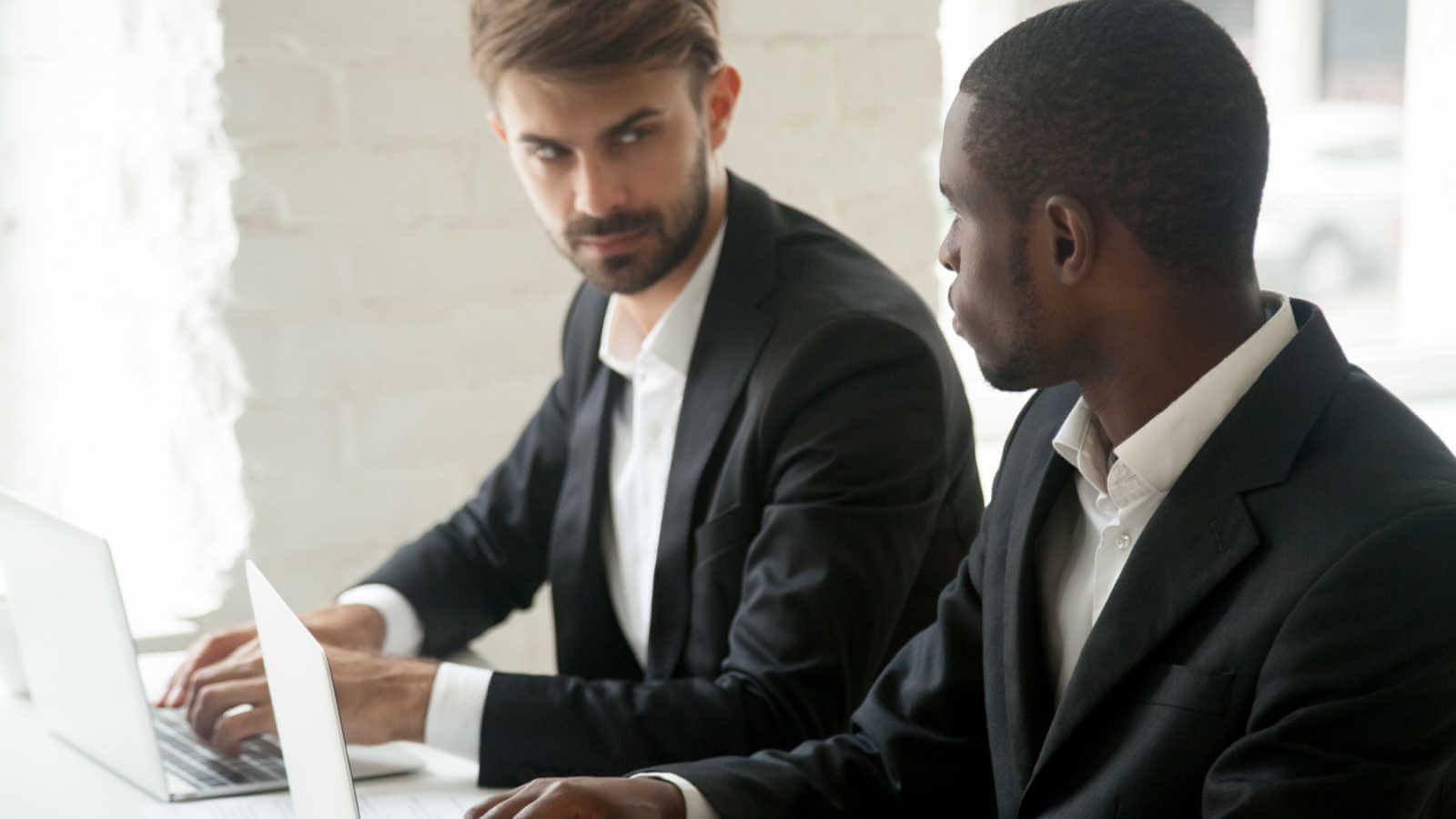 19 Ways to Recognize Low Intelligence in People - SOCIETEMAG.com