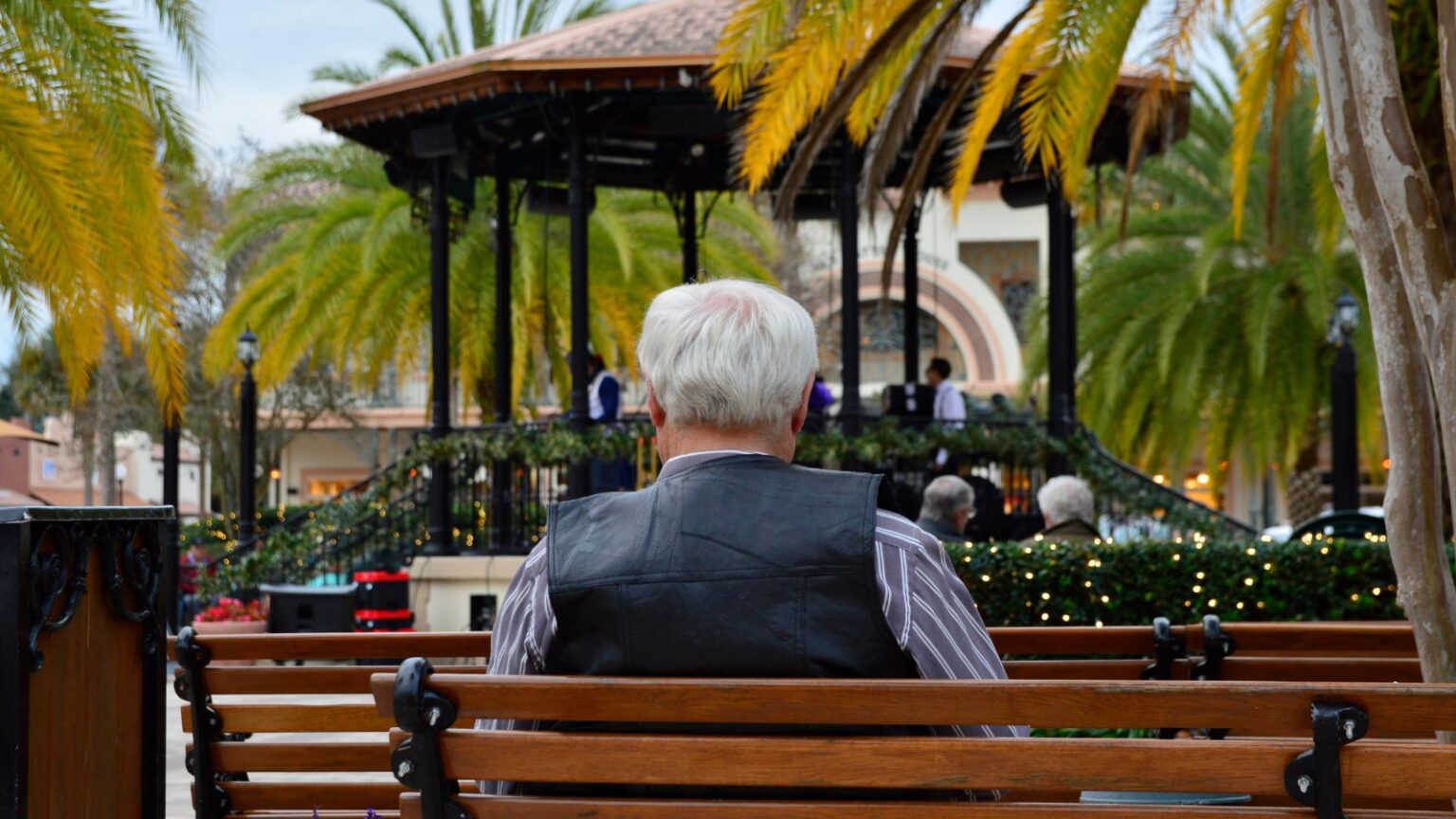 18 Factors That Make Older Men Reluctant to Socialize - SOCIETEMAG.com