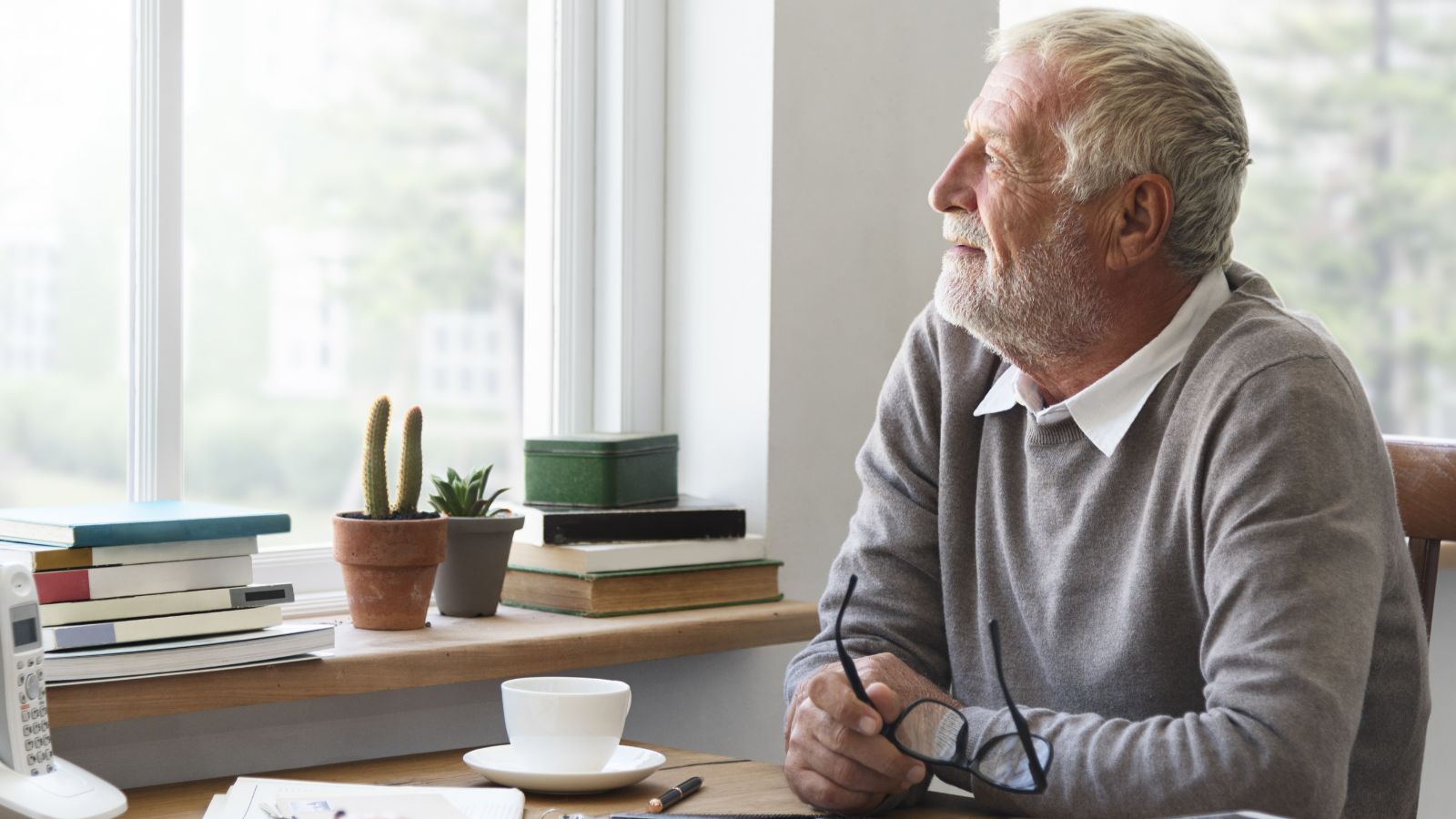 18 Factors That Make Older Men Reluctant to Socialize - SOCIETEMAG.com