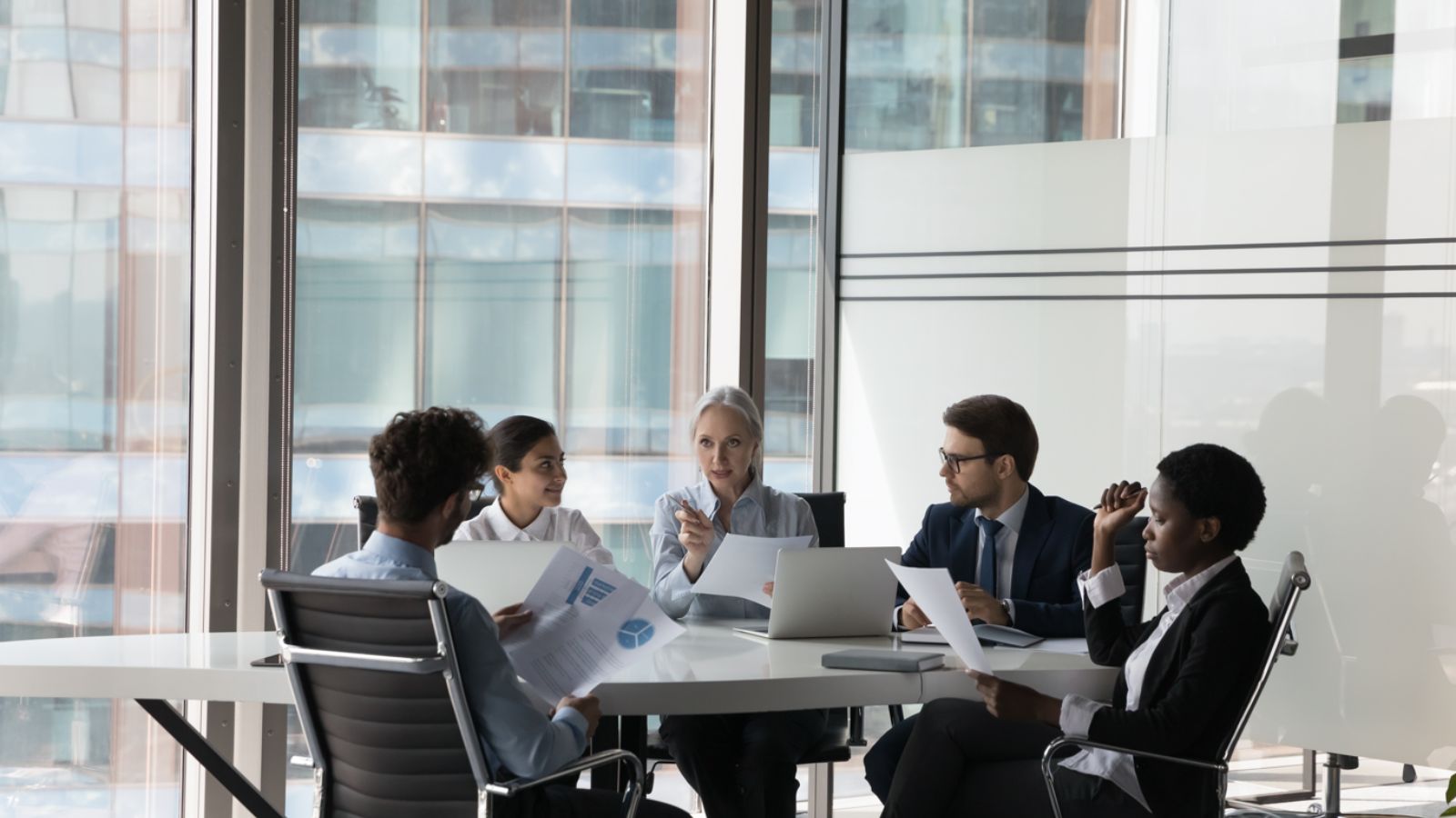 18 Signs Your Etiquette and Manners Need Improvement - SOCIETEMAG.com