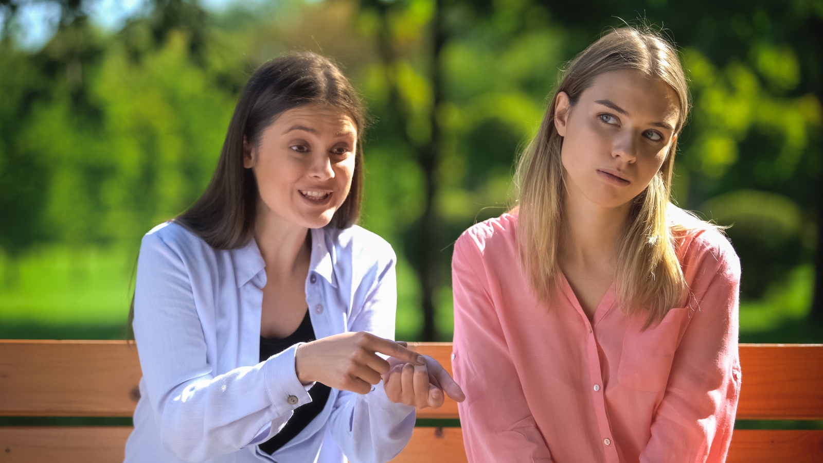 18 Indicators That Someone May Not Be a True Friend - SOCIETEMAG.com