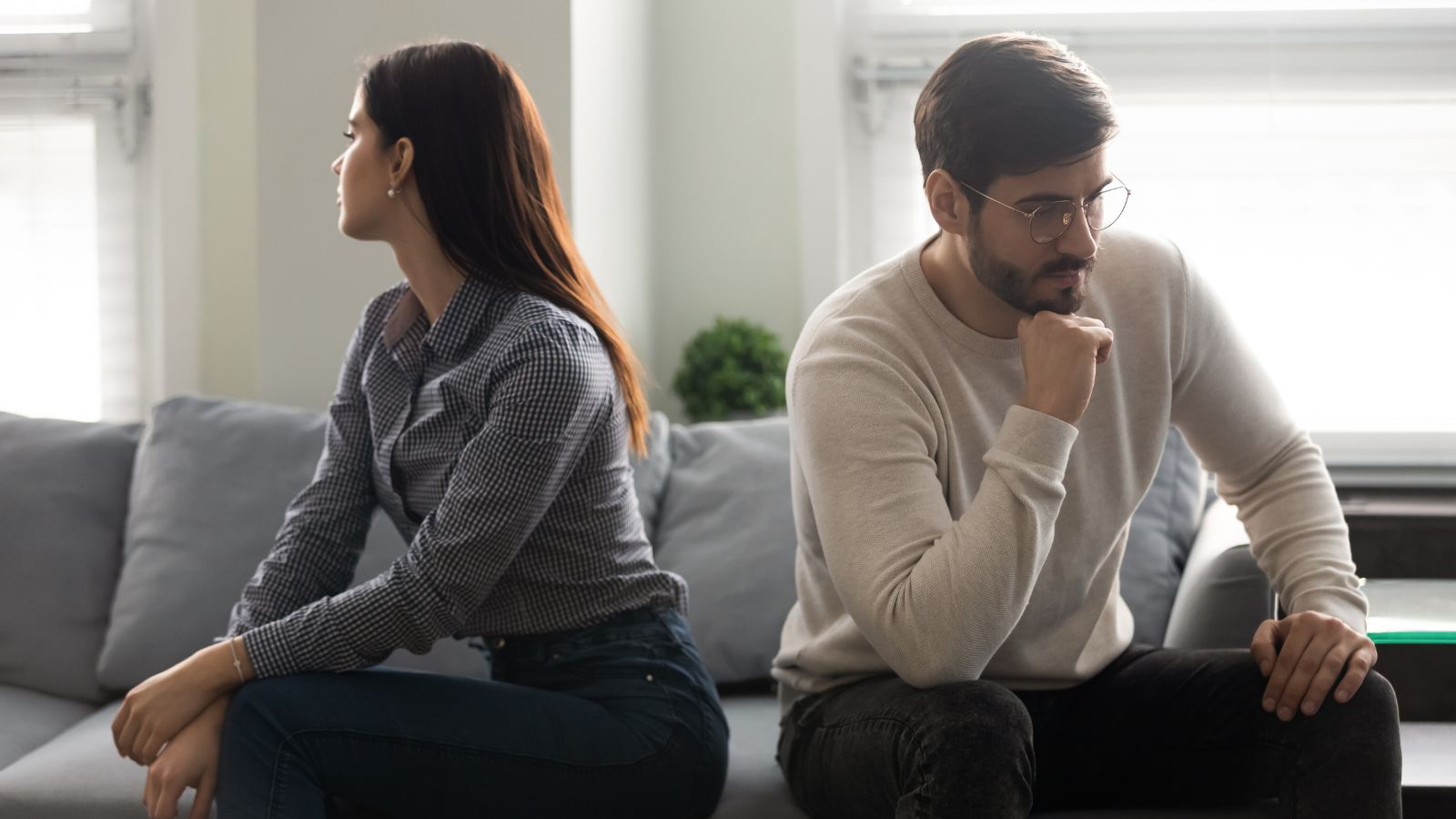 16 Differences Between Loving Someone and Being In Love - SOCIETEMAG.com