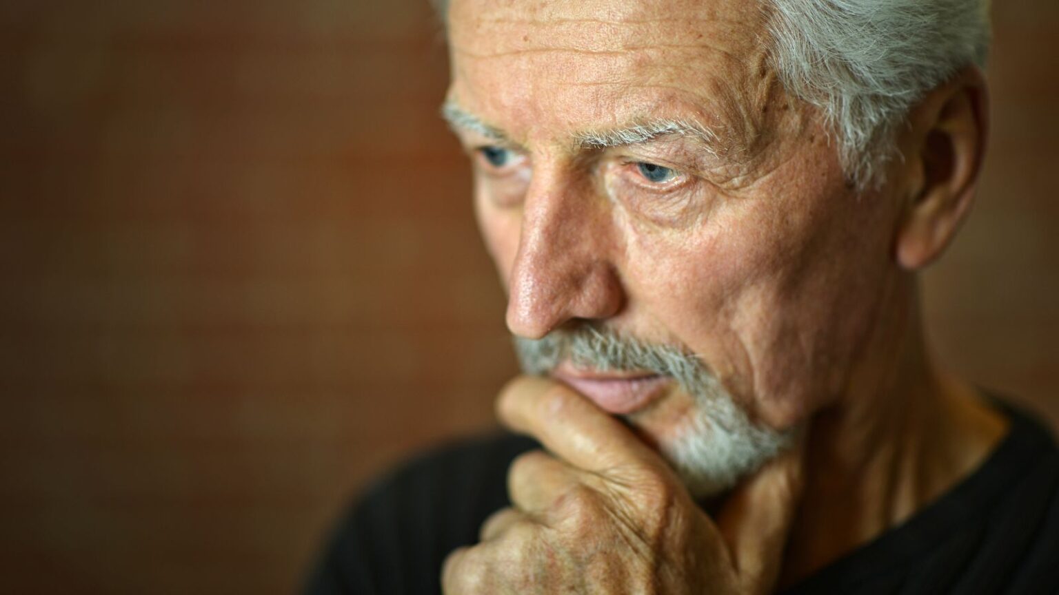 18 Factors That Make Older Men Reluctant to Socialize - SOCIETEMAG.com