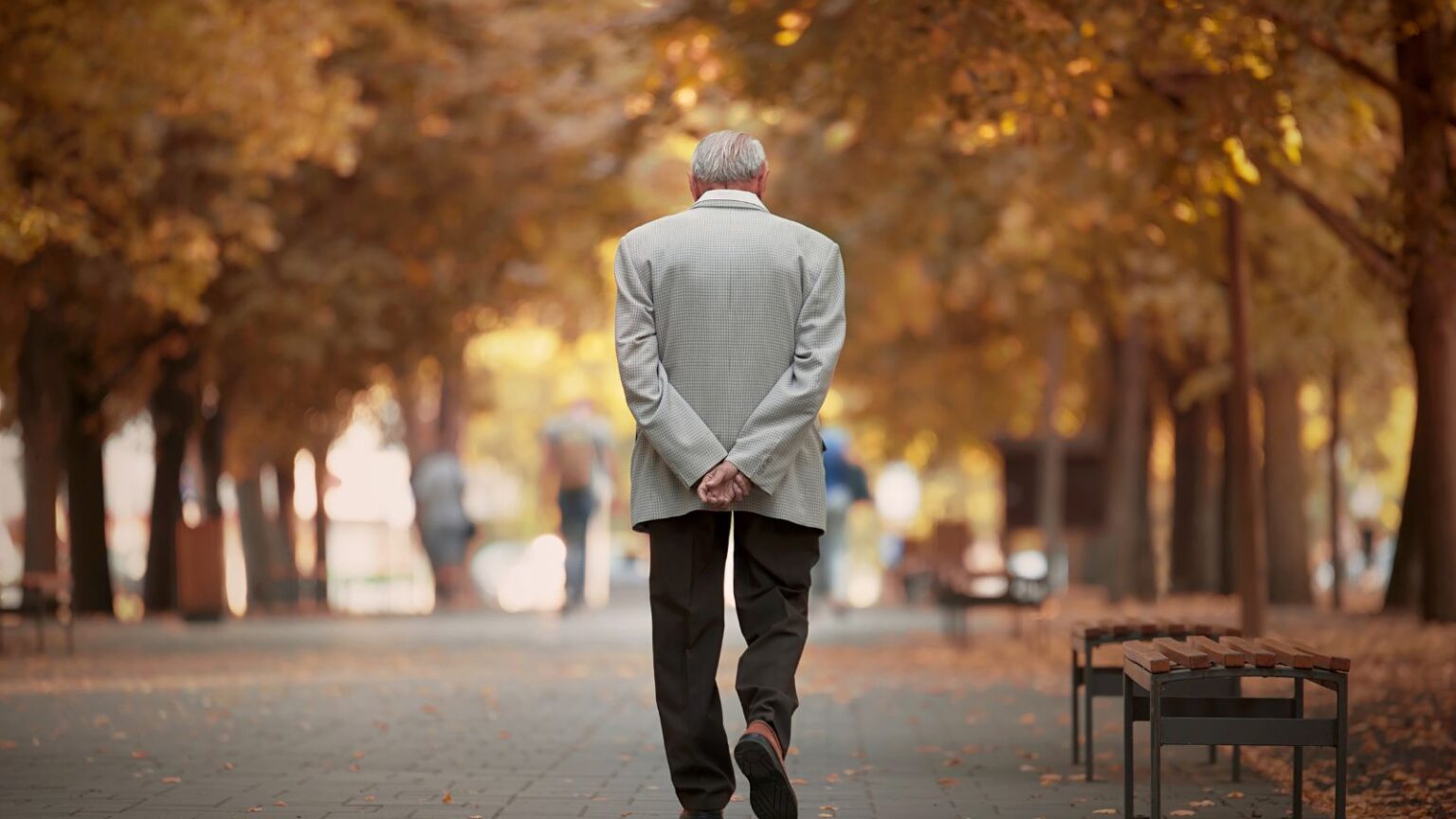18 Factors That Make Older Men Reluctant to Socialize - SOCIETEMAG.com