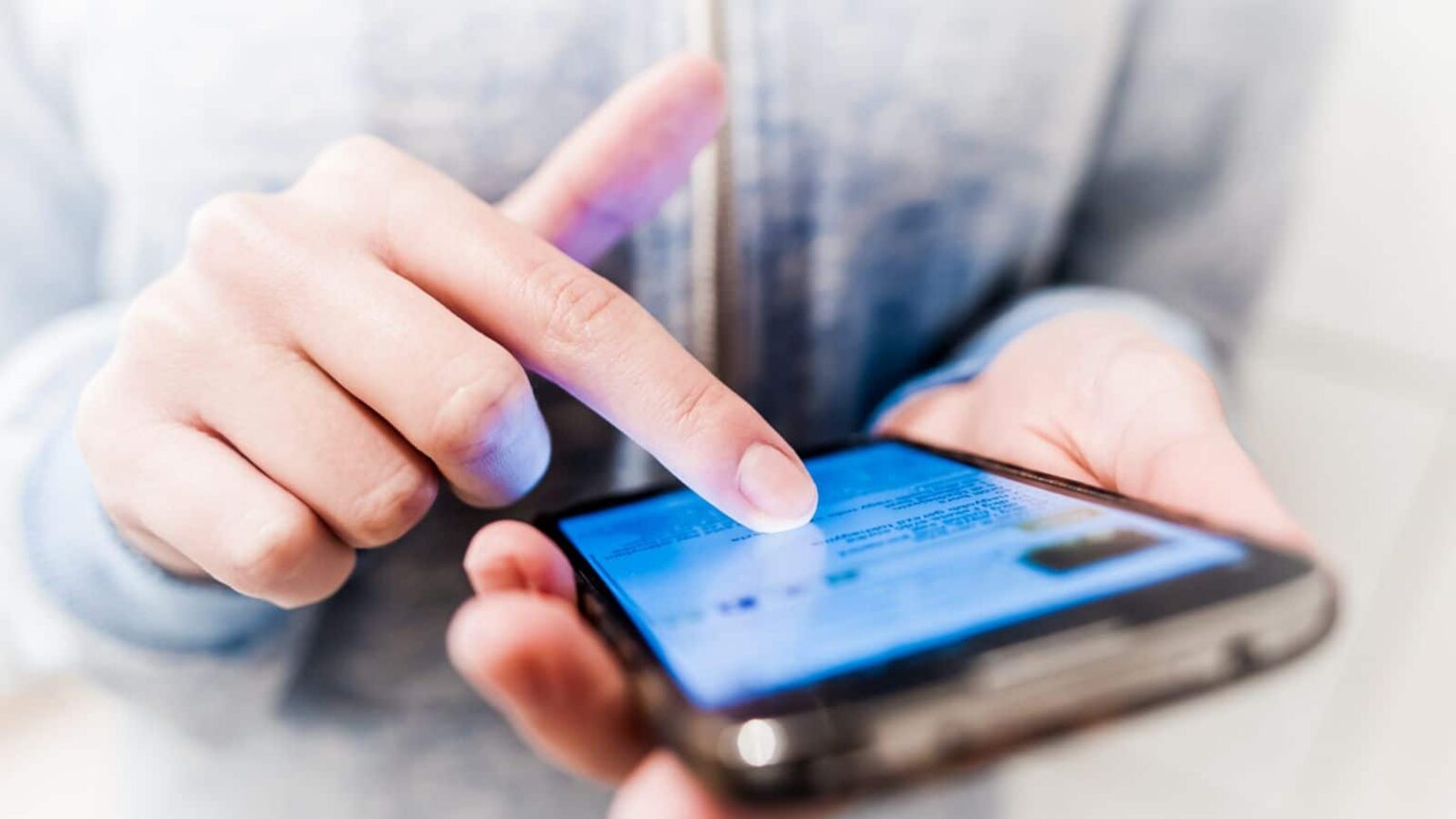18 Things We Do When We Think No One Is Watching - SOCIETEMAG.com