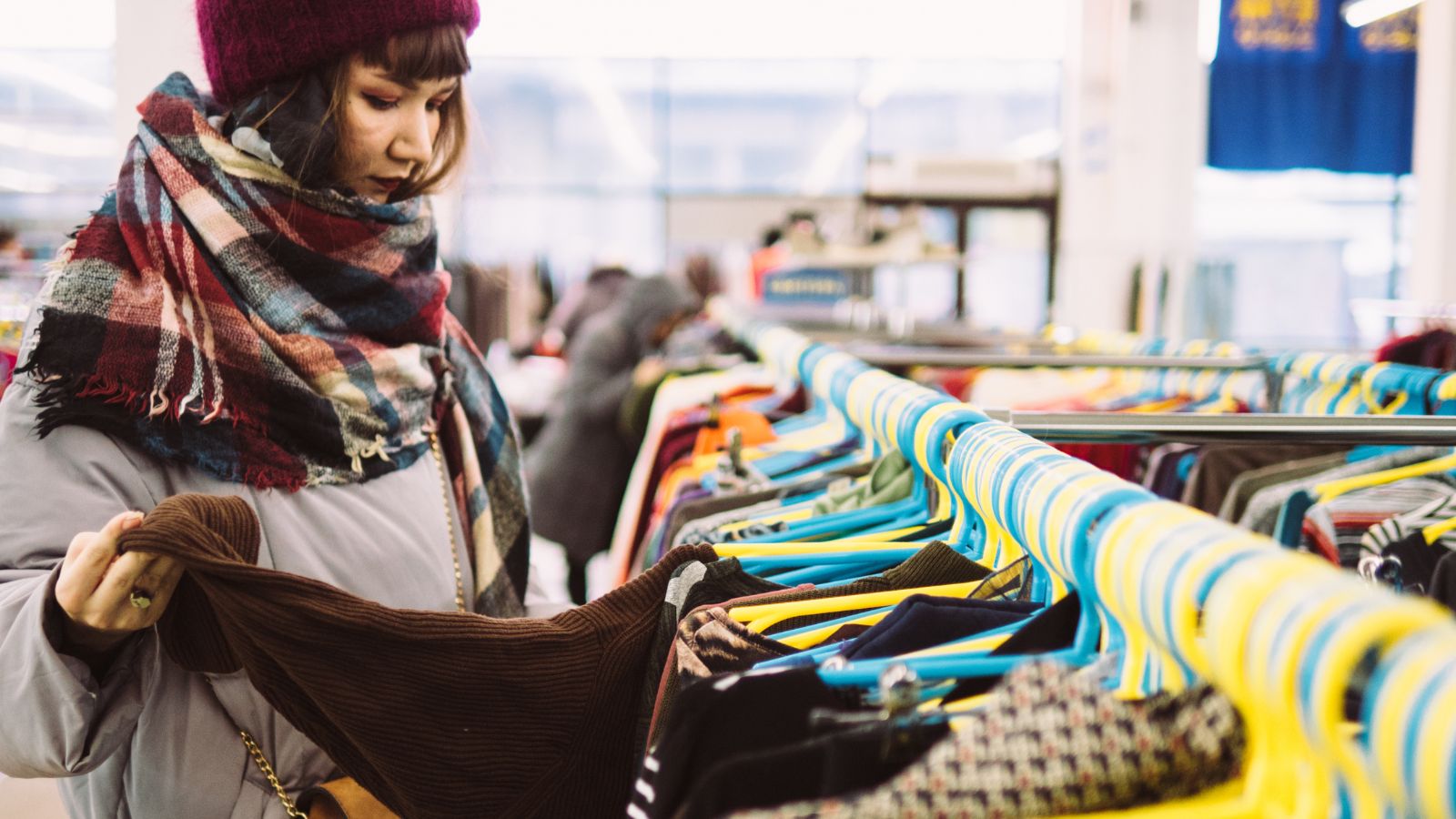 18 Behaviors Branded as Low-Class by Society - SOCIETEMAG.com