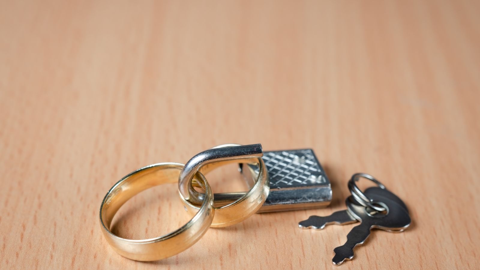 18 Signs Your Engagement Ring Might Be a 'Shut Up' Ring - SOCIETEMAG.com