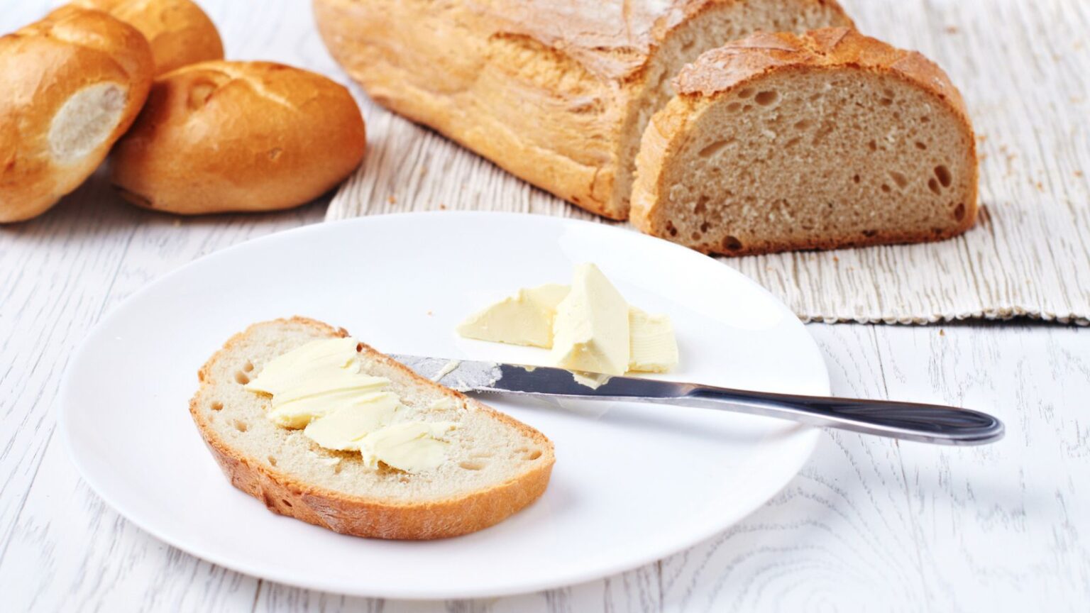 18 Table Manners You Might Be Getting Wrong - SOCIETEMAG.com