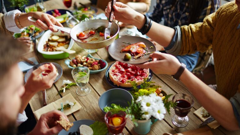 18 Table Manners You Might Be Getting Wrong - SOCIETEMAG.com