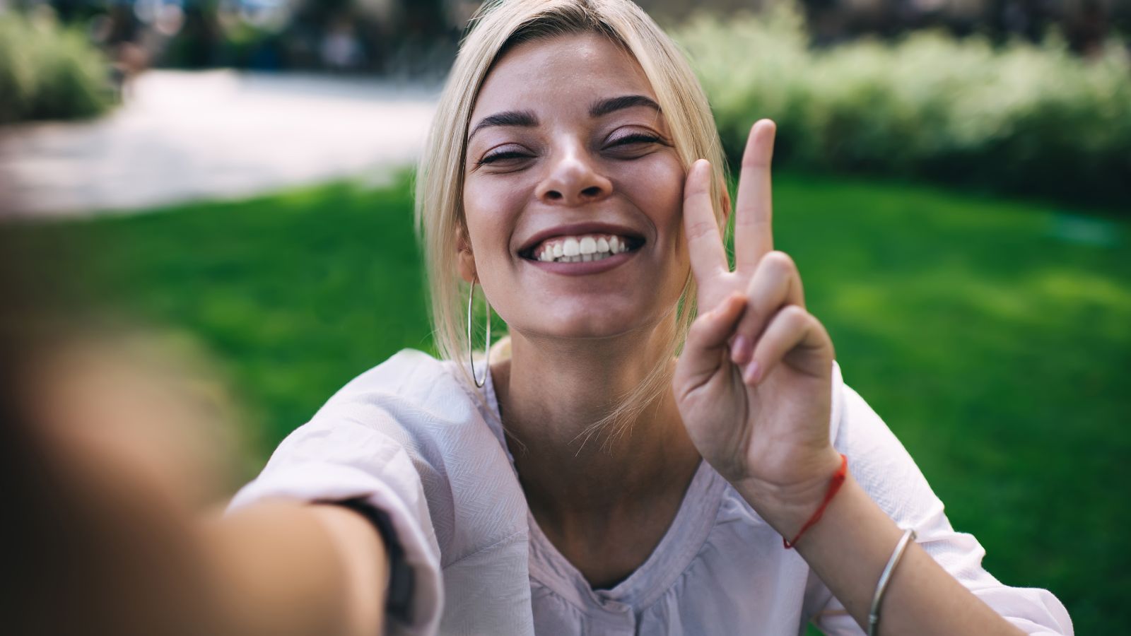 18 Highly Offensive Gestures to Never Use in Foreign Countries ...