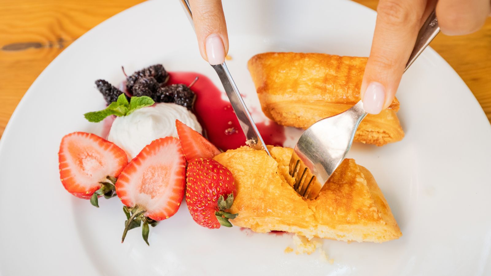 18 Table Manners You Might Be Getting Wrong - SOCIETEMAG.com