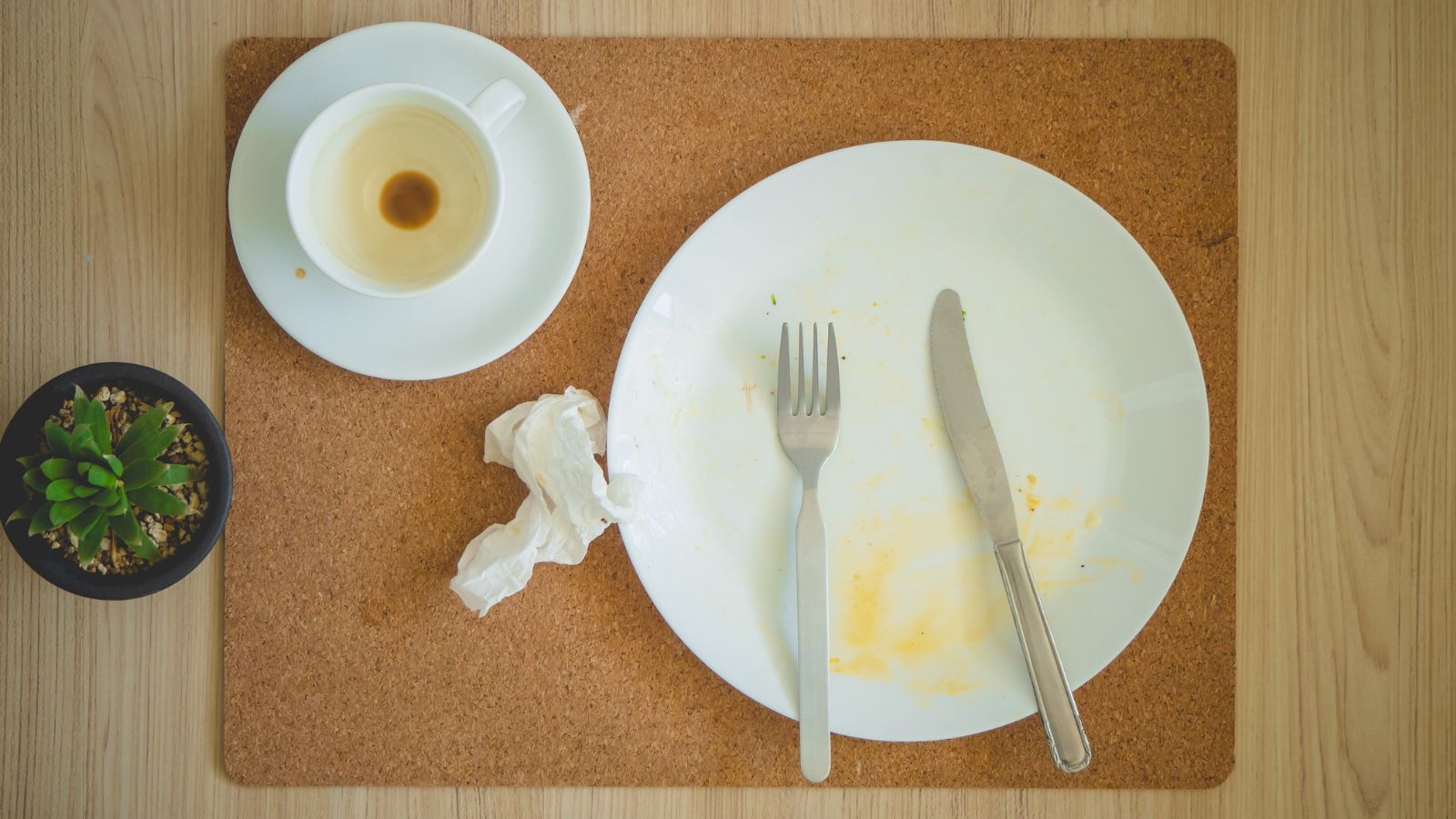18 Table Manners You Might Be Getting Wrong - SOCIETEMAG.com