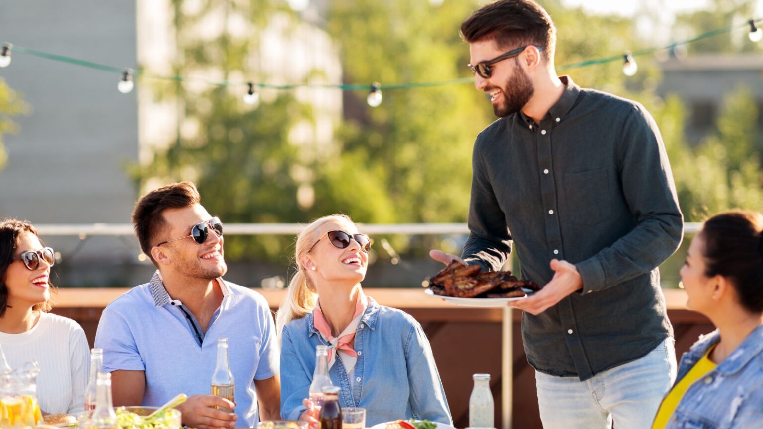 18 Table Manners You Might Be Getting Wrong - SOCIETEMAG.com