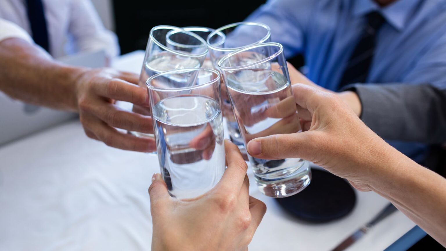 18 Table Manners You Might Be Getting Wrong - SOCIETEMAG.com